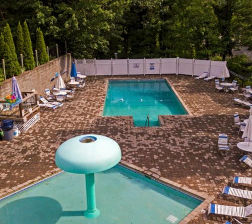 Cozy Mountain Getaway! Mountain Views! 2 Bed, 2 Bath, Sleeps 6 - Great Smoky Mountains National Park