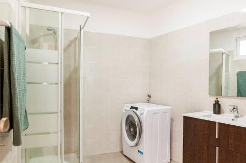 From €56pp - 2 appartements pour 7 personnes avec grande terrasse, vue ...