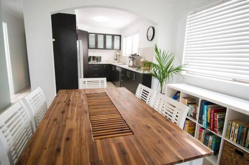 Callie Beach Escape - Beachside View, Family Friendly, Walk Everywhere - Caloundra