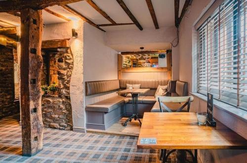 1 Bed Loft - Sleeps 2 - Parking - Wifi - Newport