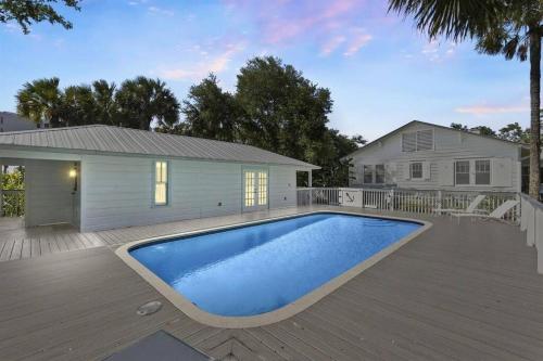 Cabin Style Pool Home W/ Guesthouse! Sleeps 10! - Stuart, FL
