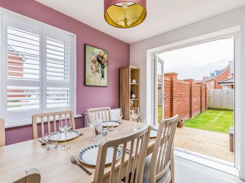 Modern Comfortable Home - Pass The Keys - Chichester