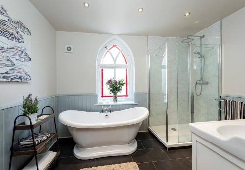 Chester's Only Tin Chapel - Unique, Spacious 2 Bedrooms, Garden And Free Parking - Chester
