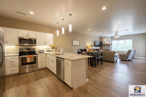 Walk-in - Close To 76 Strip - Resort Amenities - Free Tickets Included - Fh-g203 - Branson, MO