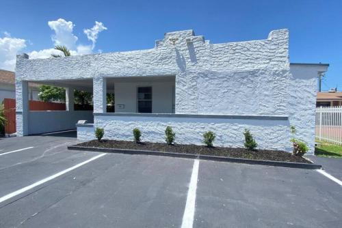 Lively Home Near Downtown, Stadium, Wynwood - Coral Gables, FL