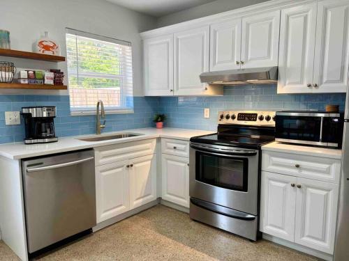 New! Tropical Hideaway Near Beach! Tons Of Parking - Boynton Beach, FL