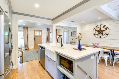 ‘Pecan Blue’ Frisco Hub: Dtwn, Dining & Stadiums! - Little Elm, TX