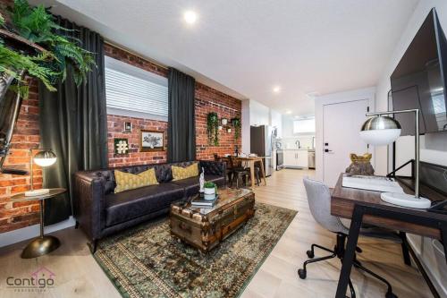 Luxe New York Style Bsmt Suite, Near Dt & Wem, King Bed, Wifi - 