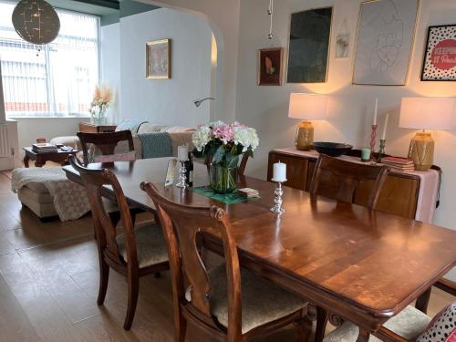 Newly Refreshed Cottage, New King Bed, Free Parking & Wifi - Sunderland