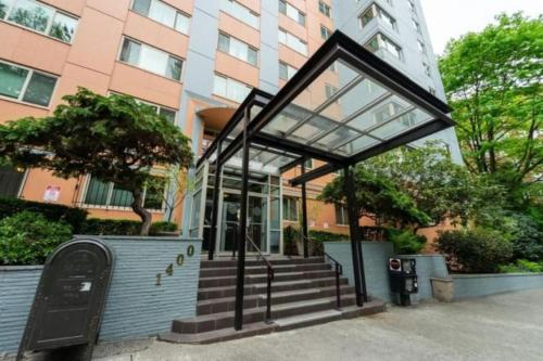 Tranquil 2br Downtown Condo, Parking, King Bed - Seattle, WA