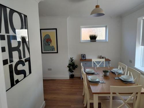 Jarvis Drive 3 Bed Contractor House In Melton Mowbray With Parking - Melton Mowbray