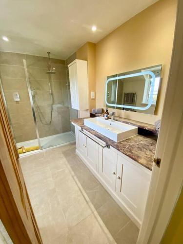 Totally Private, Idyllic House With Hot Tub In An Acre Of Private Gardens - South Cerney