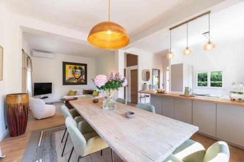 Maison Tropezienne En Plein Centre Avec Jardin Et Piscine - Saint-Tropez
