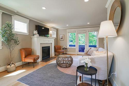 Exquisite Central Townhome With Spacious Loft And Gourmet Kitchen - North Beacon Hill - Seattle