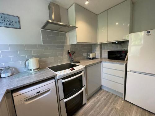 Courtyard House, With Parking And Patio Garden - Whitstable Beach