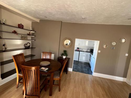 Stay In Yeovil Town Centre, Large 2 Bd Apt With Parking, Sleeps 4 - Yeovil