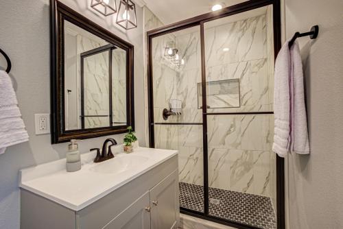 Casablanca Waco 5 Mins From Baylor And Magnolia With Hot Tub,firepit, Pet Friendly - Waco Surf, Waco