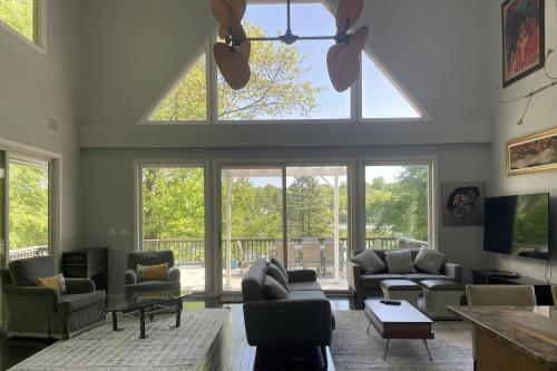 Cottage At Sunny Day - Lake Lillinonah, CT