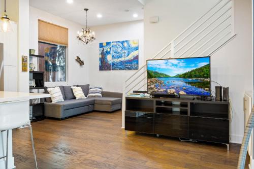 Chic Silver Lake Oasis With Breathtaking City Skyline Views, Private Rooftop & Garage - Burbank