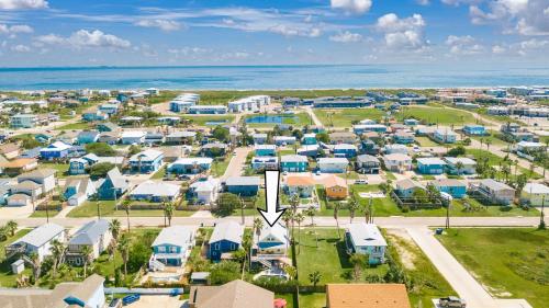 From $60pp - The Shell House Private Pool TIKI HUT BAR in back yard ...