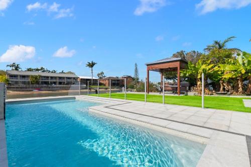 Waterfront 4 Bedroom House Close To Beach - Mooloolaba