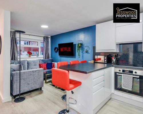 Spacious 5 Bedroom, 3 Bath House By Jesswood Properties Short Lets For Contractors, With Free Parkin - Luton