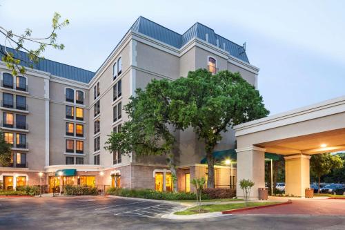Doubletree By Hilton Hotel Austin-University Area Car Rentals in Austin ...