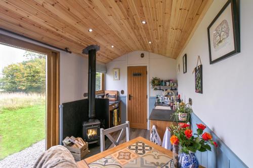 Luxury Shepherd Hut In The Peak District - Derbyshire