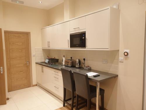 London Luxury Apartments 3 Bedroom Sleeps 8 With 3 Bathrooms 4 Mins Walk To Tube Free Parking - Ilford