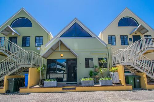 Annie's Place - A Downtown, Mezzanine Apartment - Albany