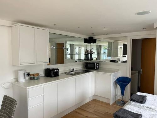 Cosy Studio Cabin With Optional Extra Hot Tub Lilliput Near Sandbanks Beach - Poole