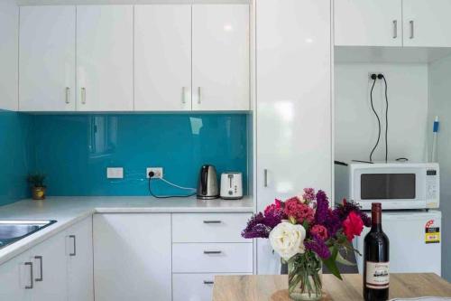 Garden-nestled Granny Flat Between Winery And Town - Armidale