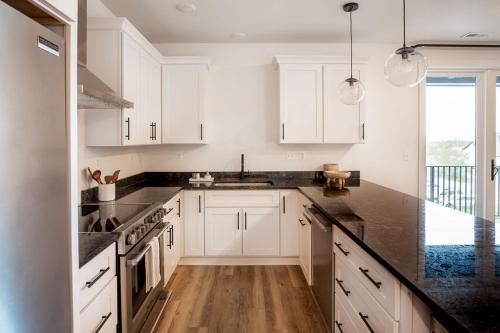 Piedmont Place Suite 401 Modern Apartment In Crozet Near King Family Vineyards - Crozet, VA