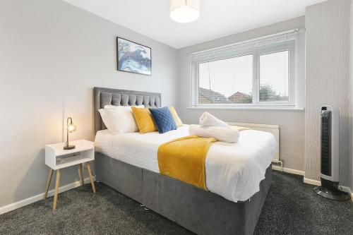 Superb 3 Bed House, Homely Comforts Close To Supermarkets, With Private Parking On Gated Premise - Sheffield