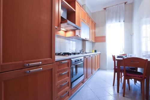 Guesthost - Bright Apartment Near The Sea With Parking - Salerno