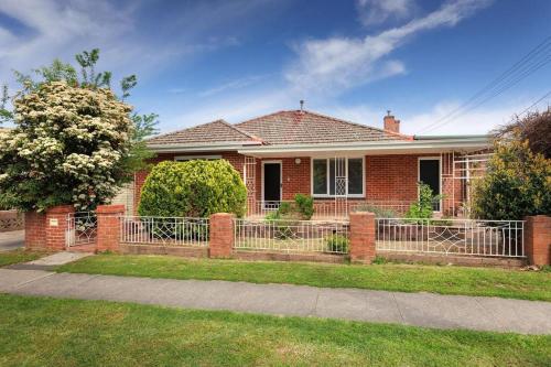 Classic Chic On Olive - Albury