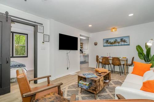 Black Cabin Getaway In Woods I Valpo - Indiana (State)