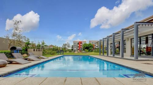 Luxurious Sandton Apartment With Inverter - Chartwell