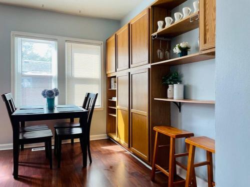 Green Roof Inn - Centrally Located 2br/1ba Home - 에번즈빌