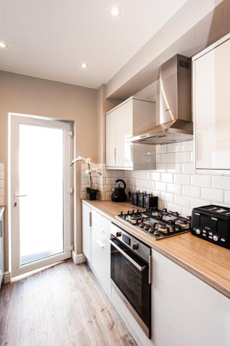 Contractor House, Sleeps 7, Close To Restaurant's & Bars, Long Stays Available, Oveyo Accommodation - North York Moors National Park