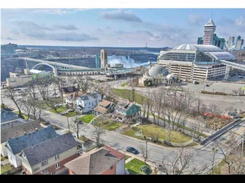 Adorable 2-bedroom Unit With Jacuzzi Beside Falls - Niagara Falls