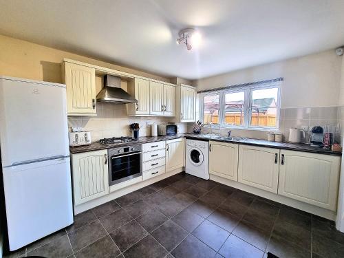 Detached House With Free Parking Long Stay Discounts - Leicester