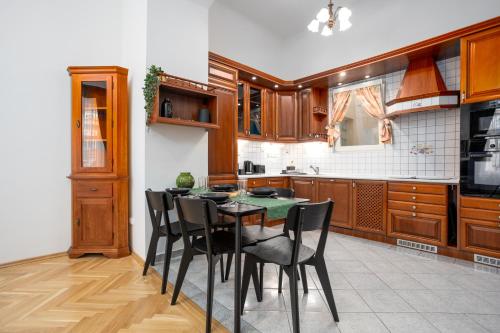 Emerald Suite With Free Parking - Budapest