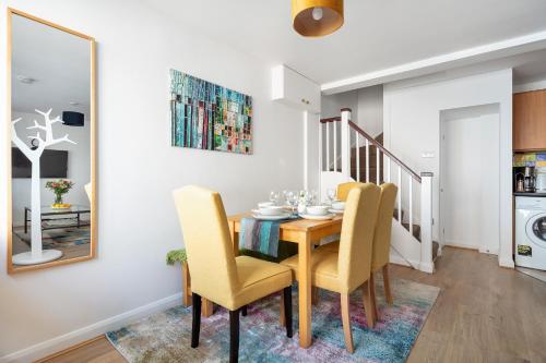- Cozy 3 Bed House On A Quiet Mews - - London, UK