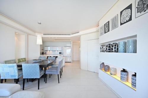 Luxurious Beach Front 1br By Holyguest - Tel-Aviv