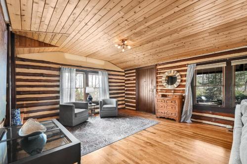 Unique Cabin With Hot Tub Close To Town - Asheville, NC