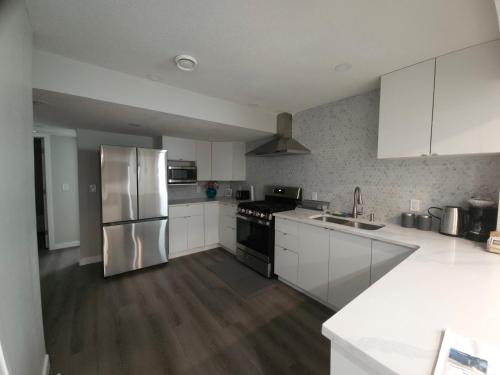 Cozy 2 Bedroom Suite, Queen Beds, Near The Airport - Alberta