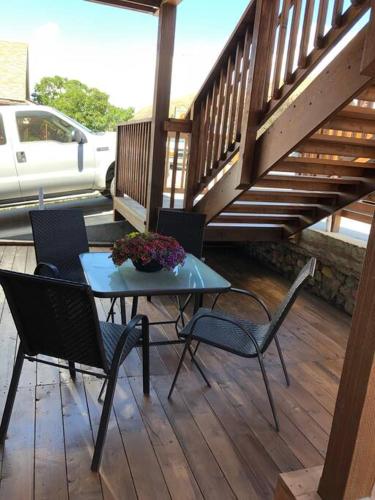 Parkway Yellowstone Guest House Apartment #3 - Gardiner, MT