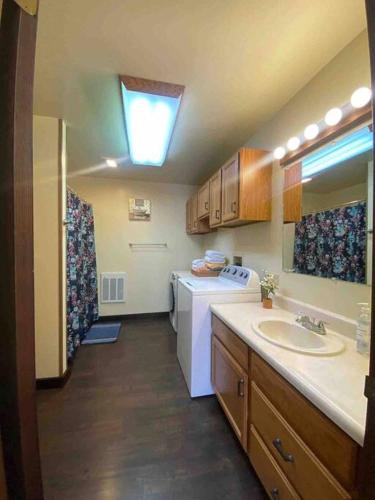 Parkway Yellowstone Guest House Apartment #5 - Gardiner, MT