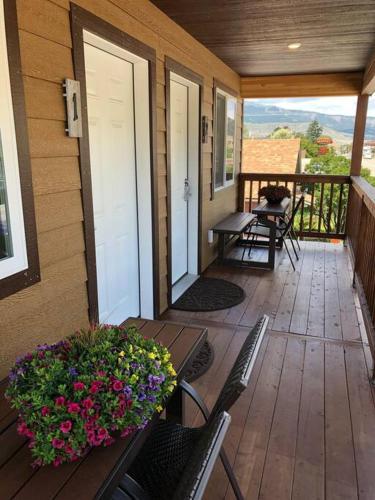 Parkway Yellowstone Guest House Room #2 - Gardiner, MT